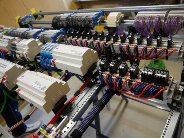 PHOENIX Reihenklemmen: Funktionen und Typen - Voltus Smart Home Blog